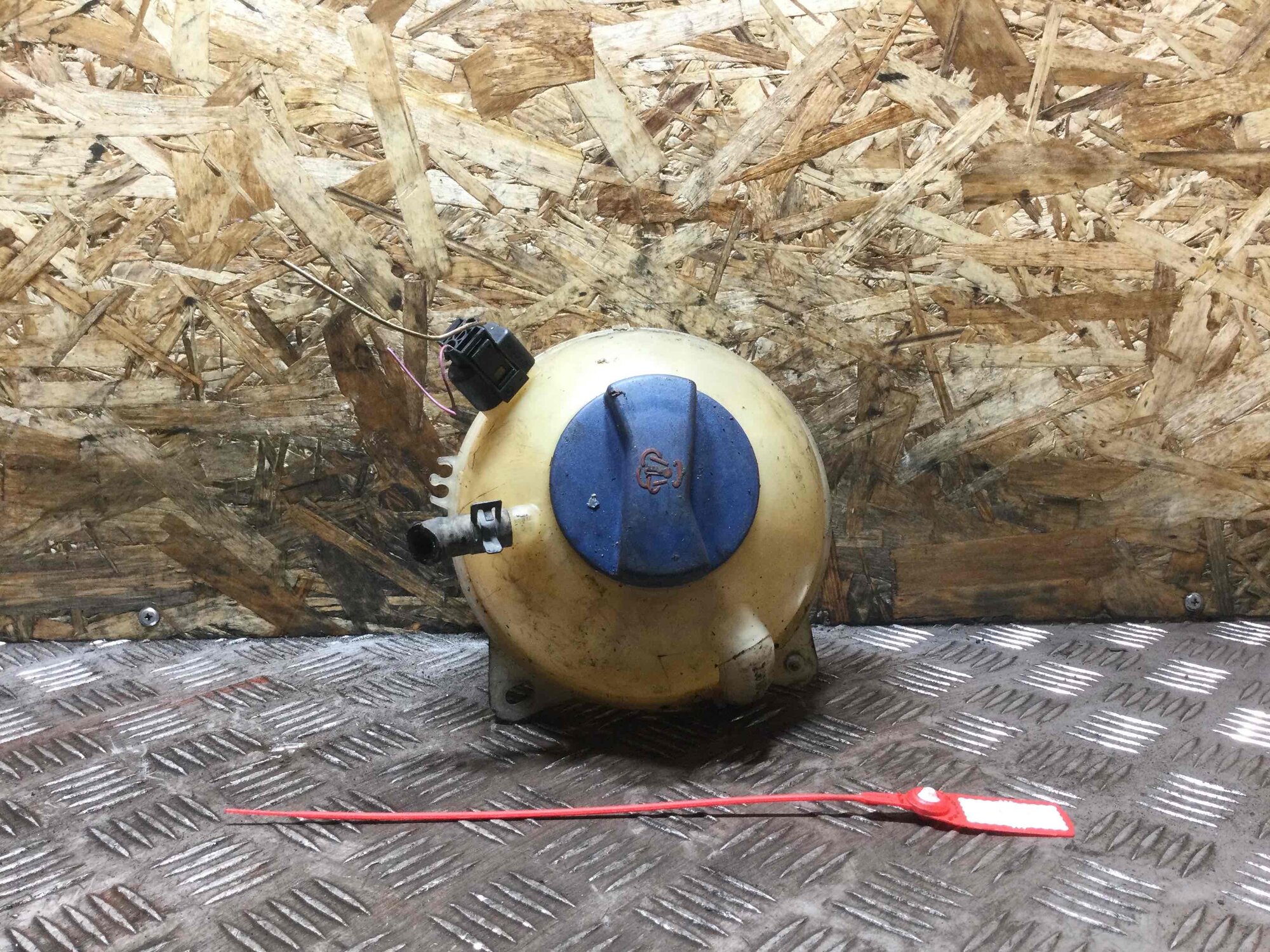 Б/У Бачок расширительный Volkswagen Golf 4 поколение (1997-2004) 2000 г.