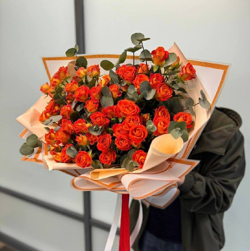 Букет wowflo, из кустовых роз и эвкалипта, на стеблях, 19 цветов, высота 60 см — фото 1