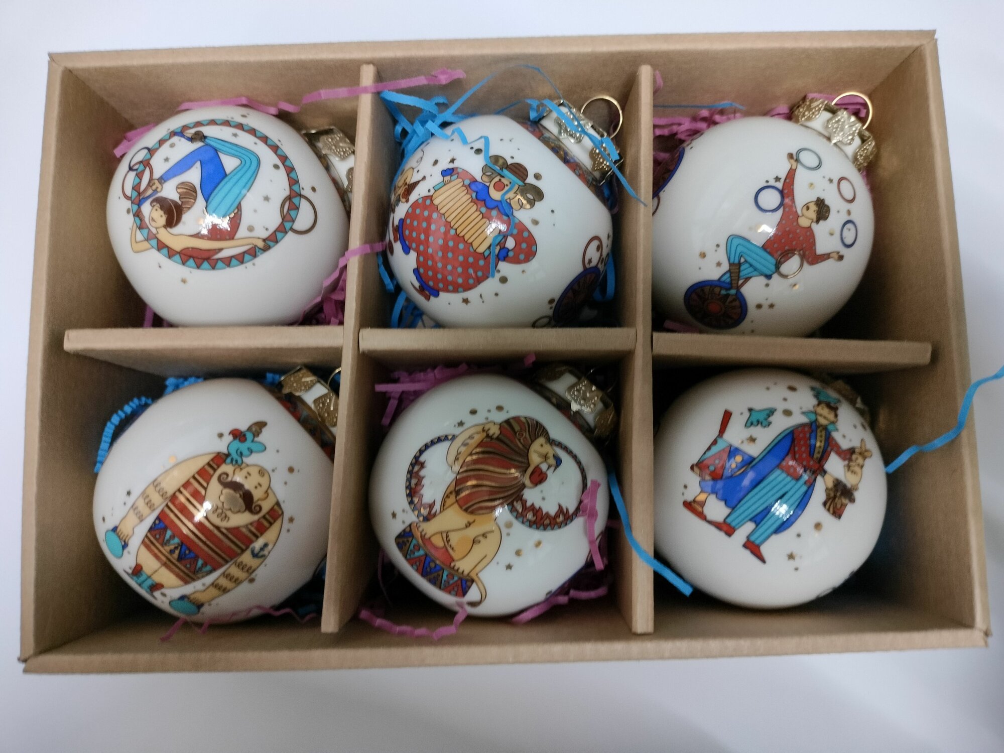 Набор фарфоровых новогодних елочных шаров Цирк в подарочной коробке. Россия.