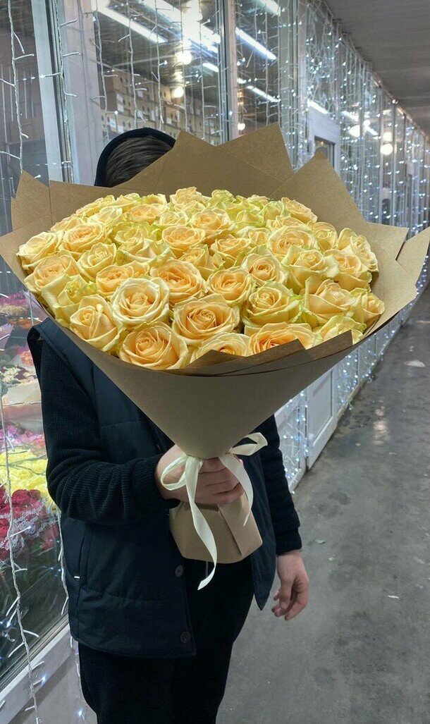 Букет Well Flowers "51 кремовая роза", круглый, 51 цветок, букет свежих цветов