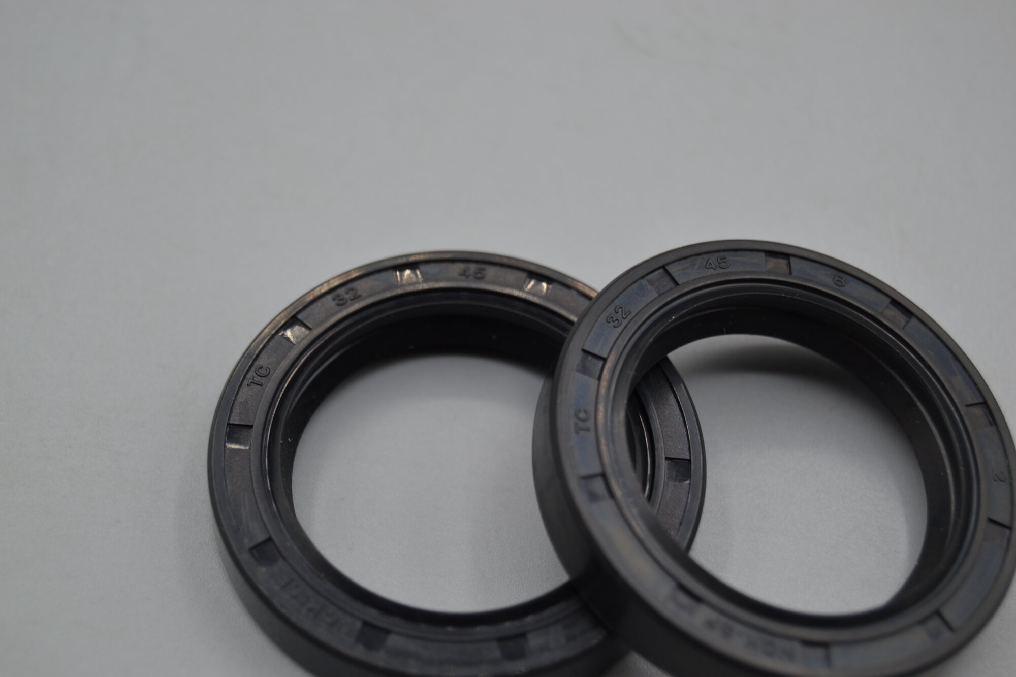 Манжеты сальники 32x45x8 (2 шт)