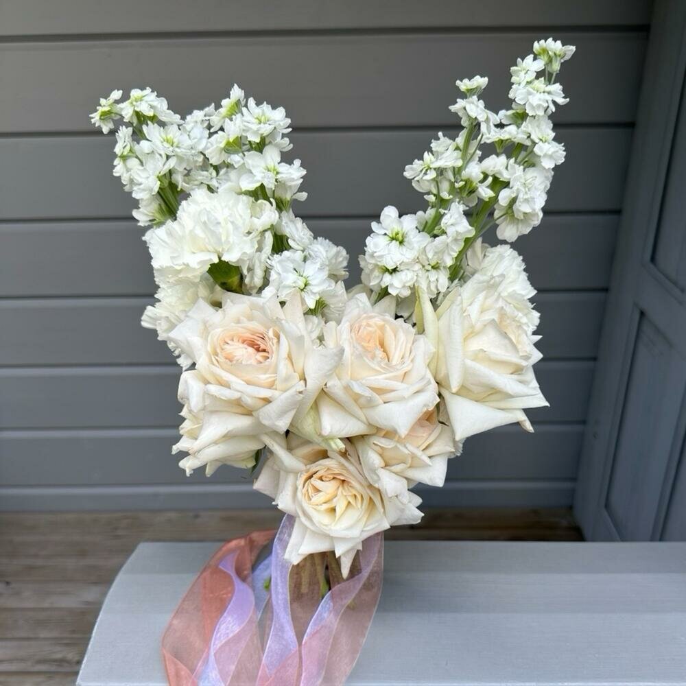 Букет невесты из роз Охара и маттиолы