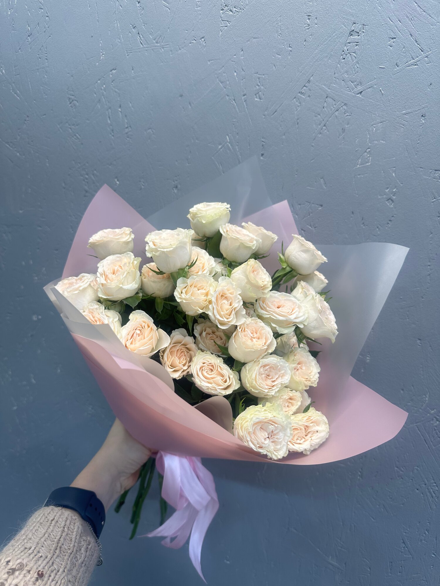 Кремовые кустовые розы сорта Саммер Роуз в упаковке в розовых тонах