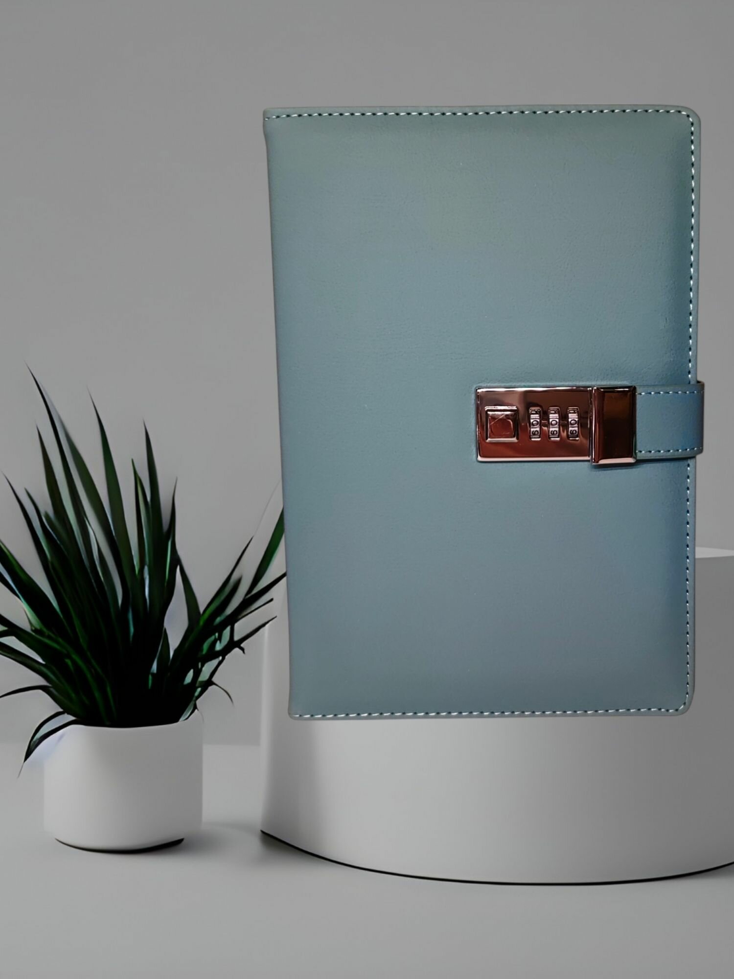 Блокнот с кодовым замком и отделением для хранения карт