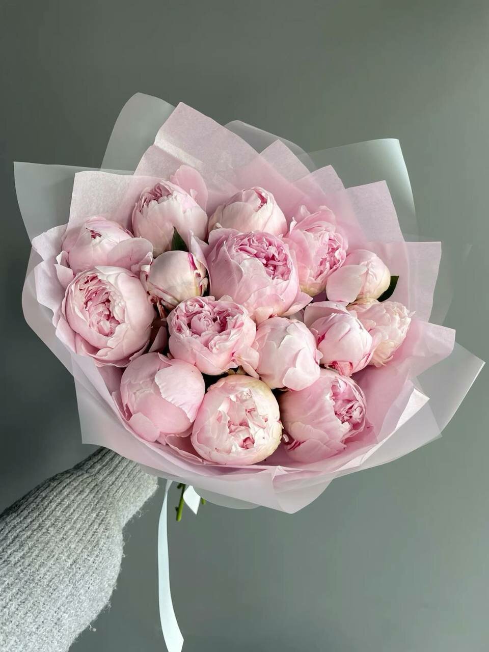 Букет из пионов, нежно-розовый, в стильной пленке, монобукет