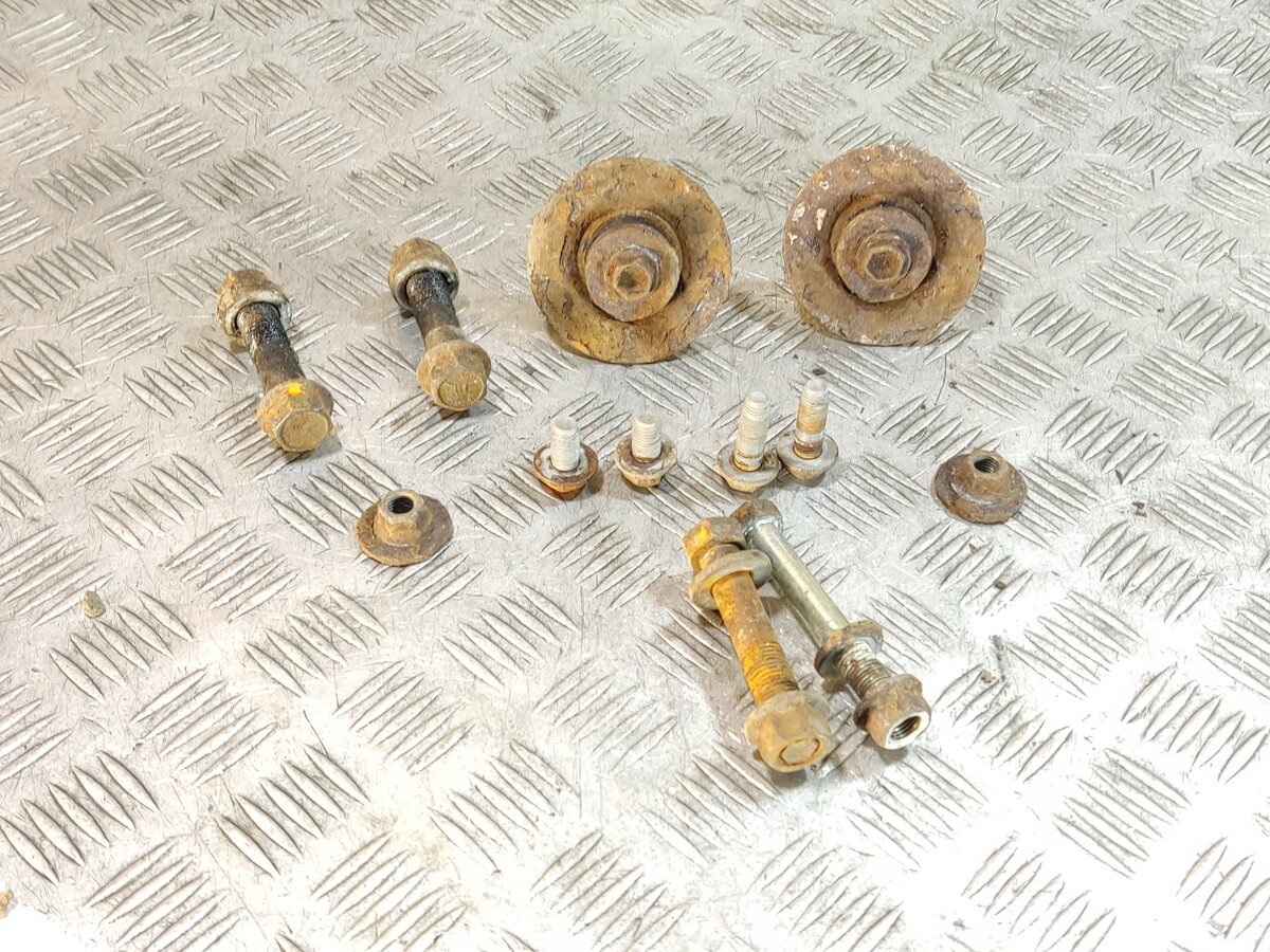 Болт подрамника заднего TOYOTA Camry v40 9011912359