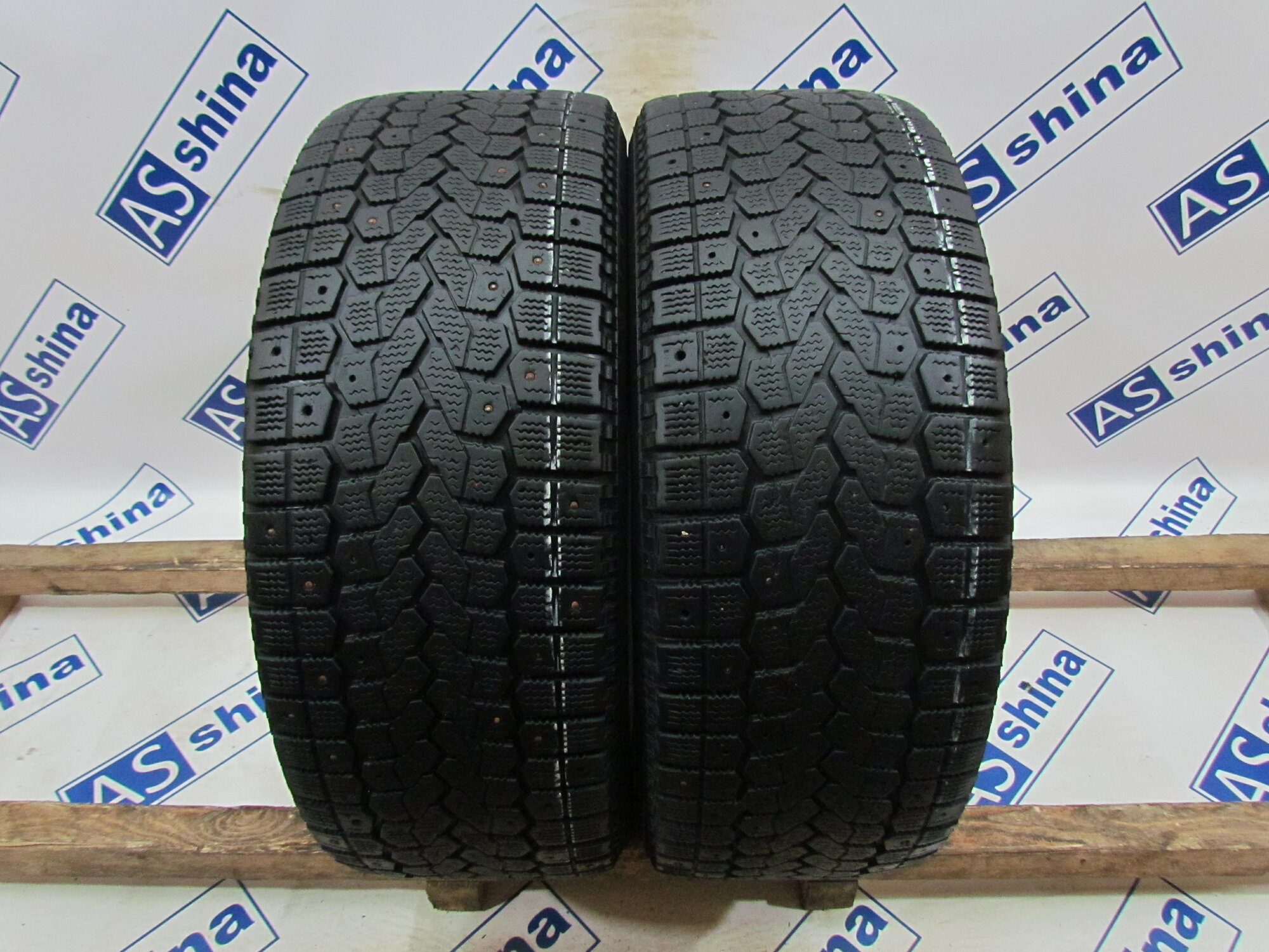 Комплект (2 шт) Yokohama Ice Guard Stud F-700Z 205 55 R16 зимние шипованные БУ шины более 35% износ , артикул 0011331