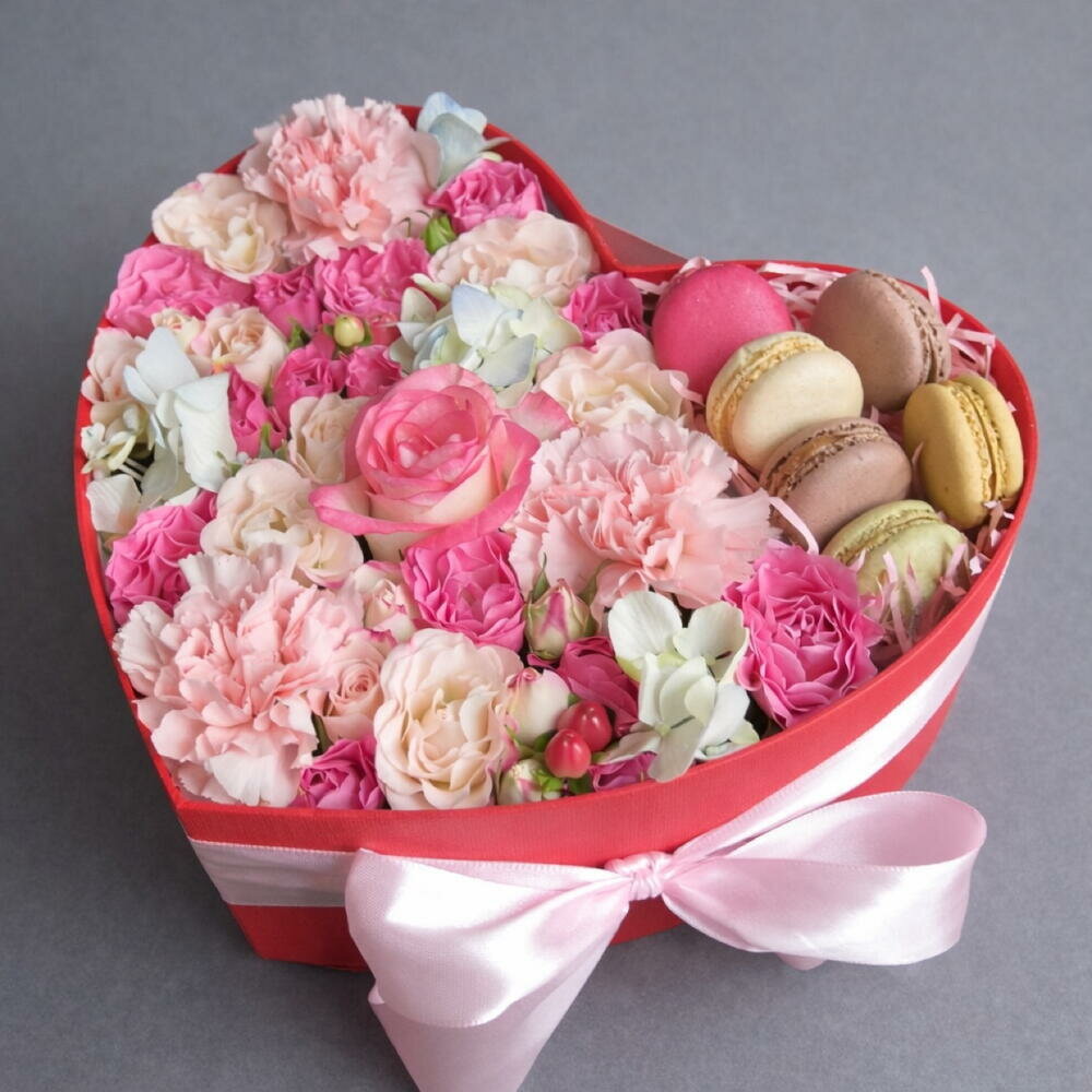 Сладкая радость: коробка сердце с цветами и печеньем макарон, отличный подарок на 14 февраля и 8 марта
