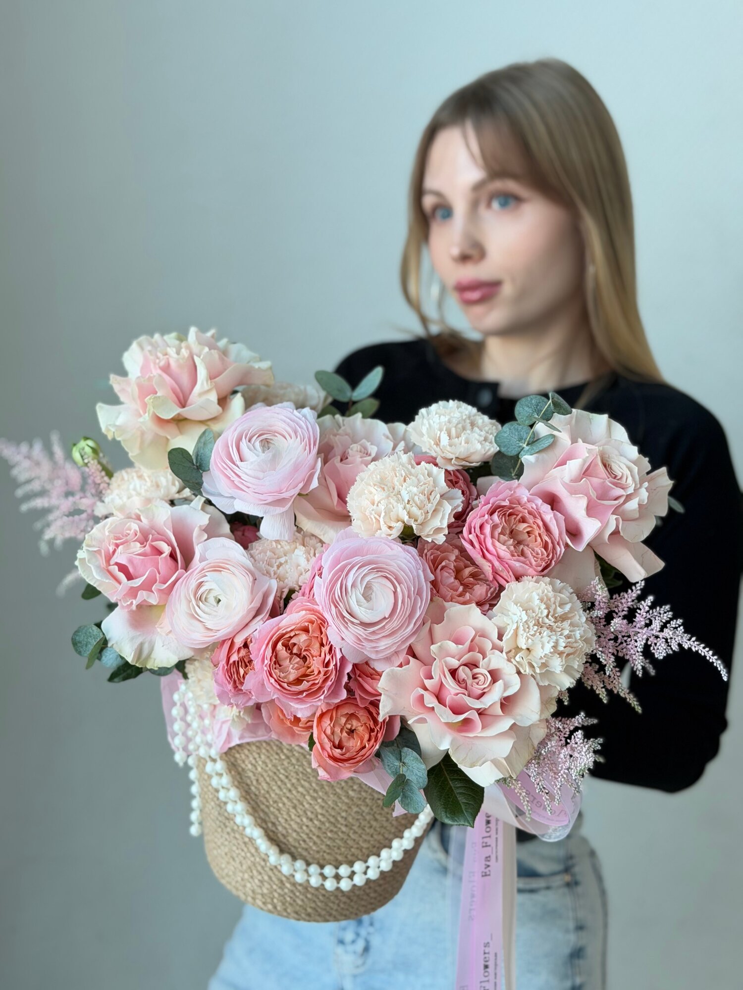 Джутовое кашпо, с цветами, ранункулюсы, розы, гвоздики, астильба