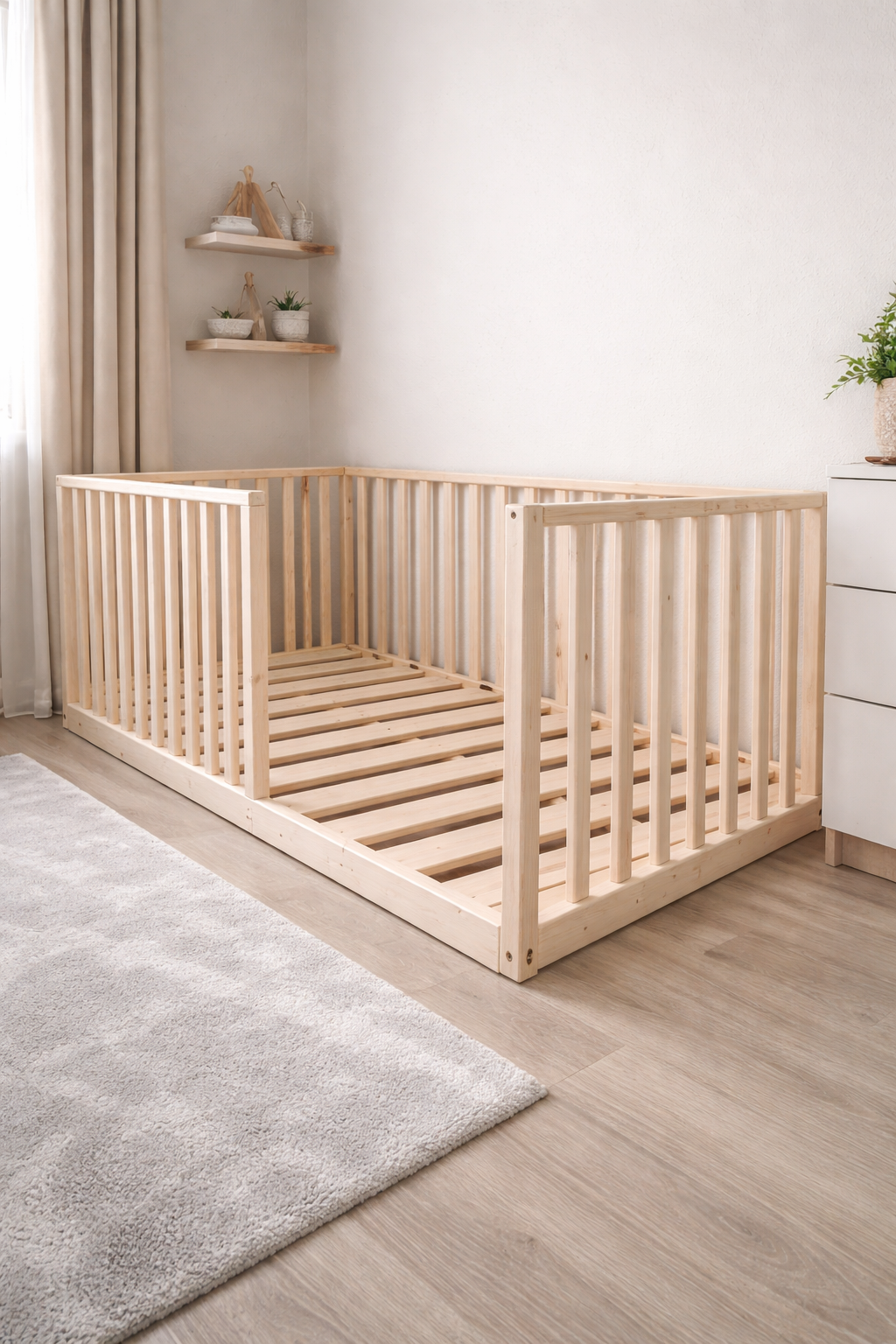 Кровать детская из массива напольная с вертикальными бортами Монтессори 60х120