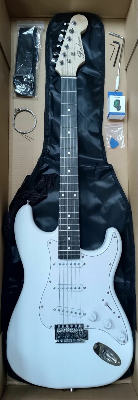 Электрогитара Комплект (комбоусилитель, тюнер, чехол, ремень, струны, медиаторы) Fabio ST100 WH