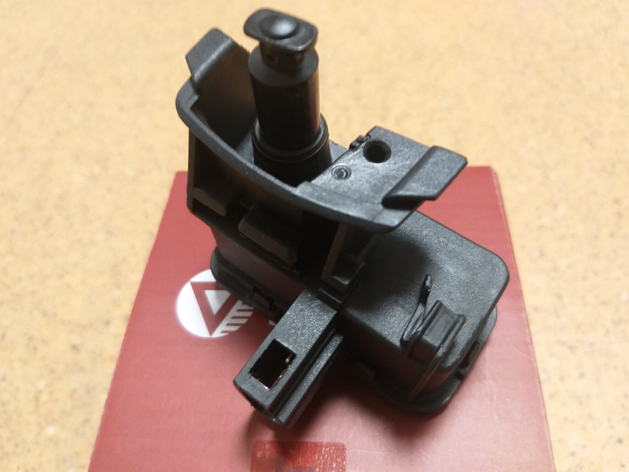 Активатор лючка бензобака Vika Шкода Октавия А7 Skoda Octavia A7 7P0810773D 7P0810773F 88101583101