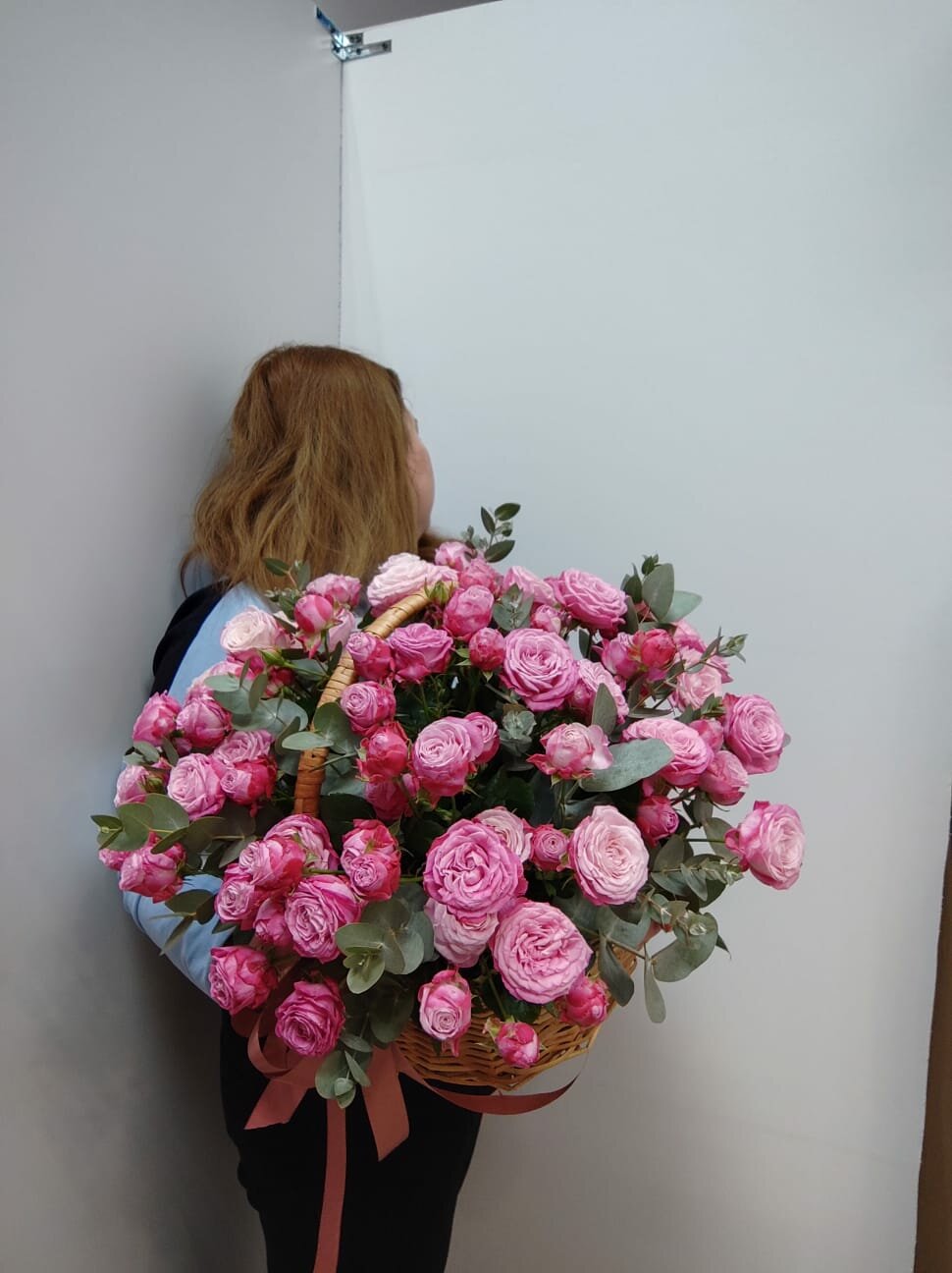 Букет кустовых пионовидных роз 27 ветка в корзине с эвкалиптом