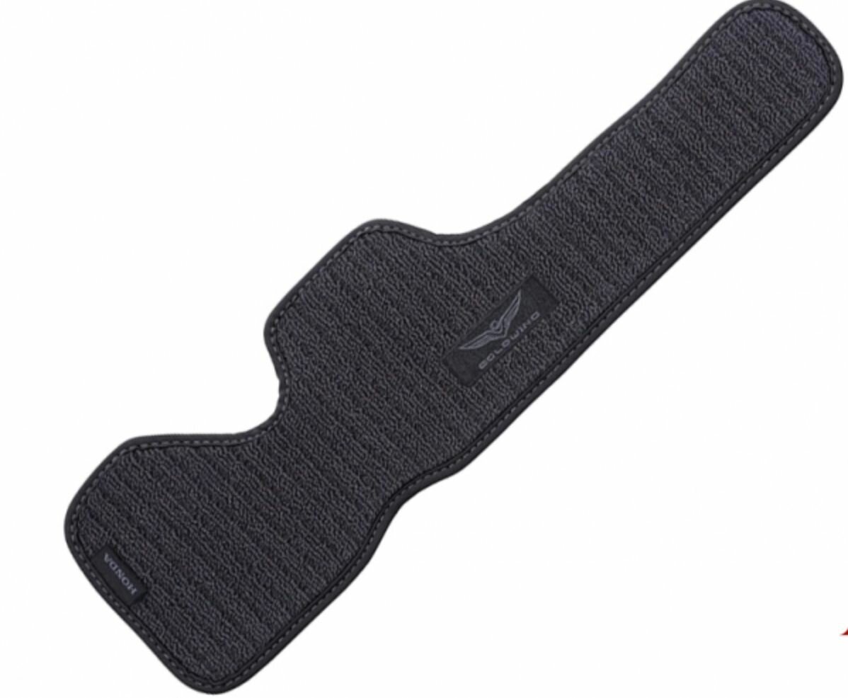 Коврик правого бокового кофра для мотоцикла Honda GL1800 Gold Wing/Tour; Артикул Honda: 08P02MKCA00 (Оригинал)