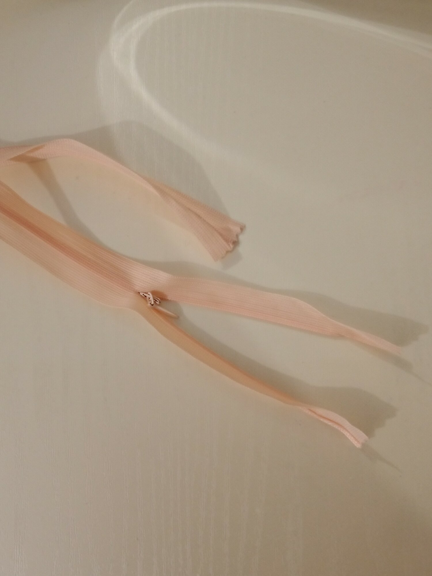 Застежка-молния потайная светло-оранжевая, длина 70 см, ширина 2,4 см