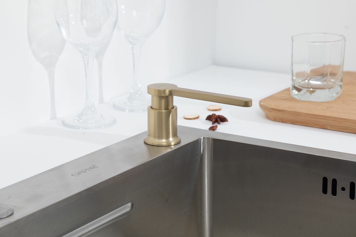 Дозатор для жидкого мыла GAPPO G4OS06CF-3LV, золото матовое