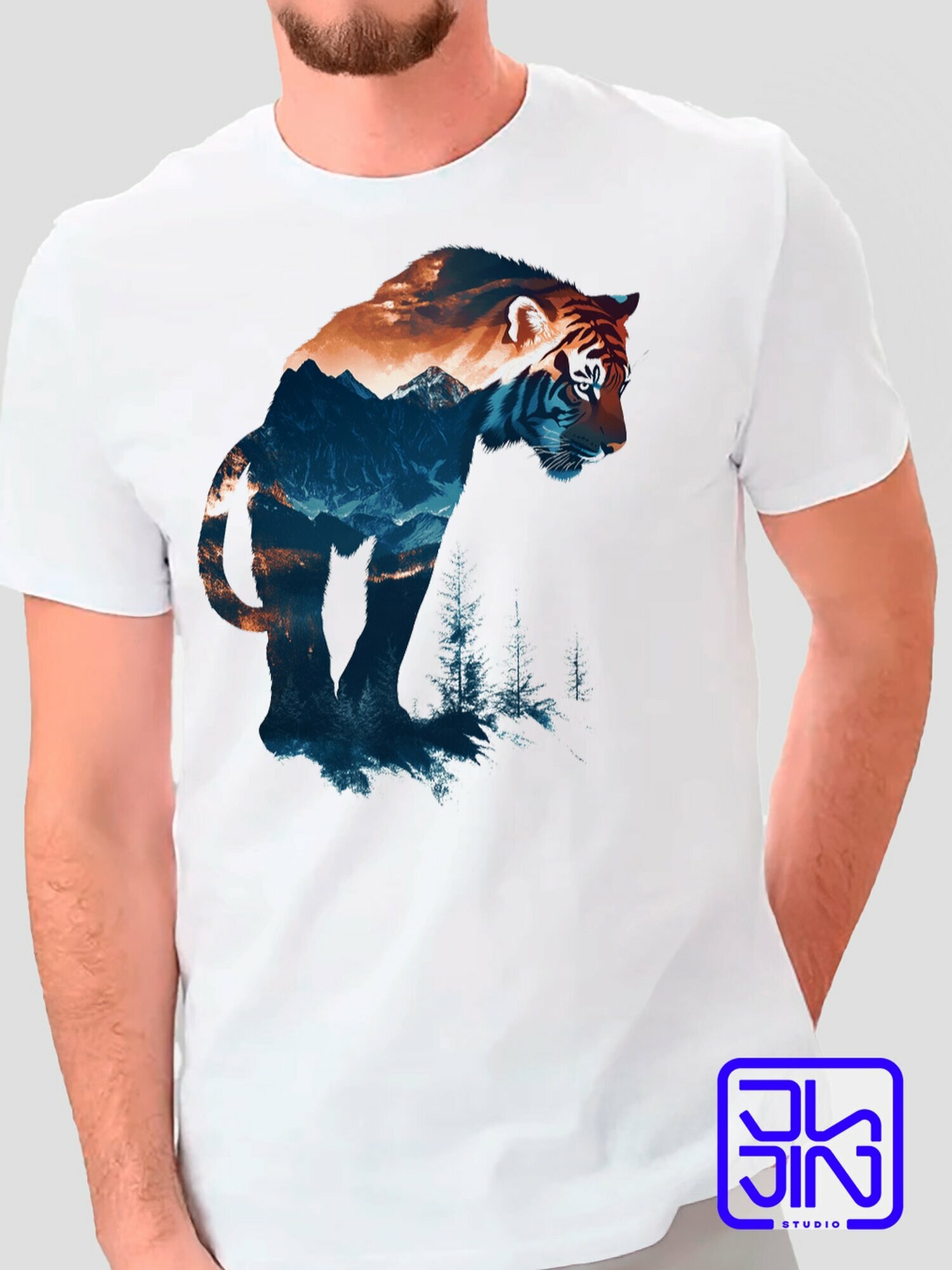 Футболка классическая мужская с авторским принтом Тигр черно-синий, темно-синий с горами и закатными огнями неба, белый хлопковый трикотаж с прикольным рисунком на груди