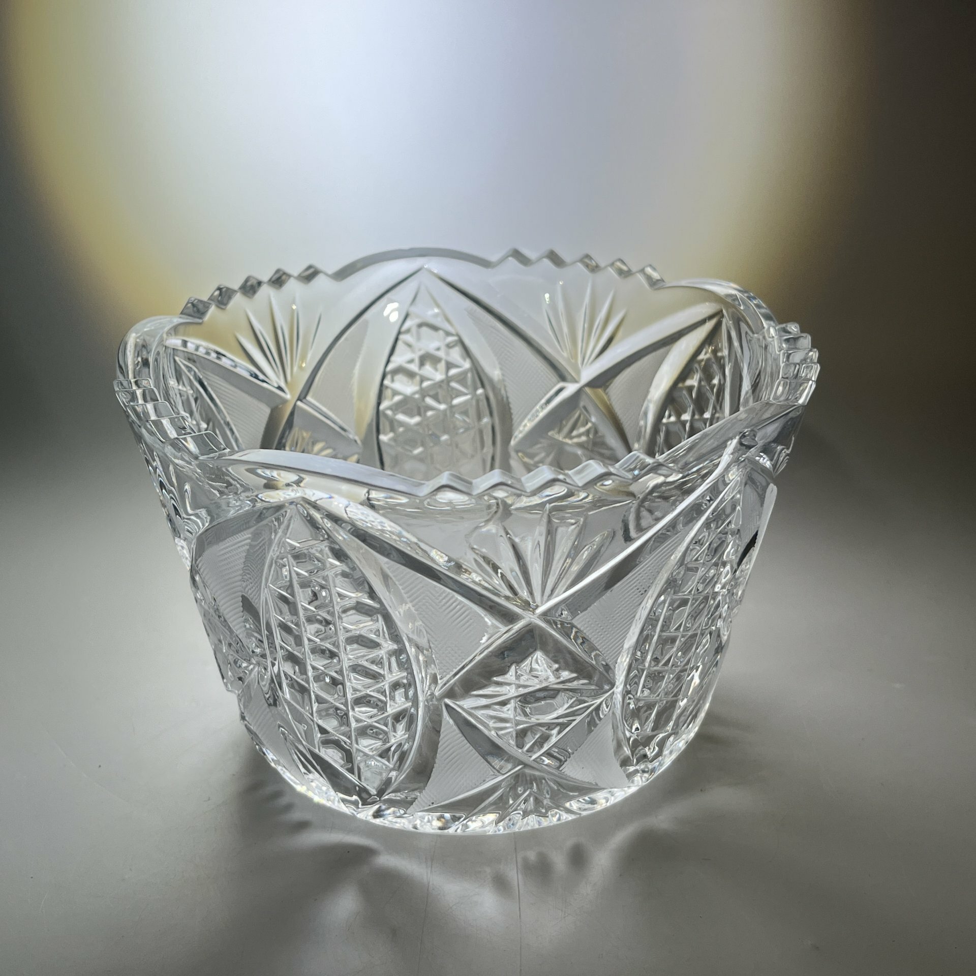 Салатник круглой формы с резным геометрически декором, хрусталь, алмазная грань