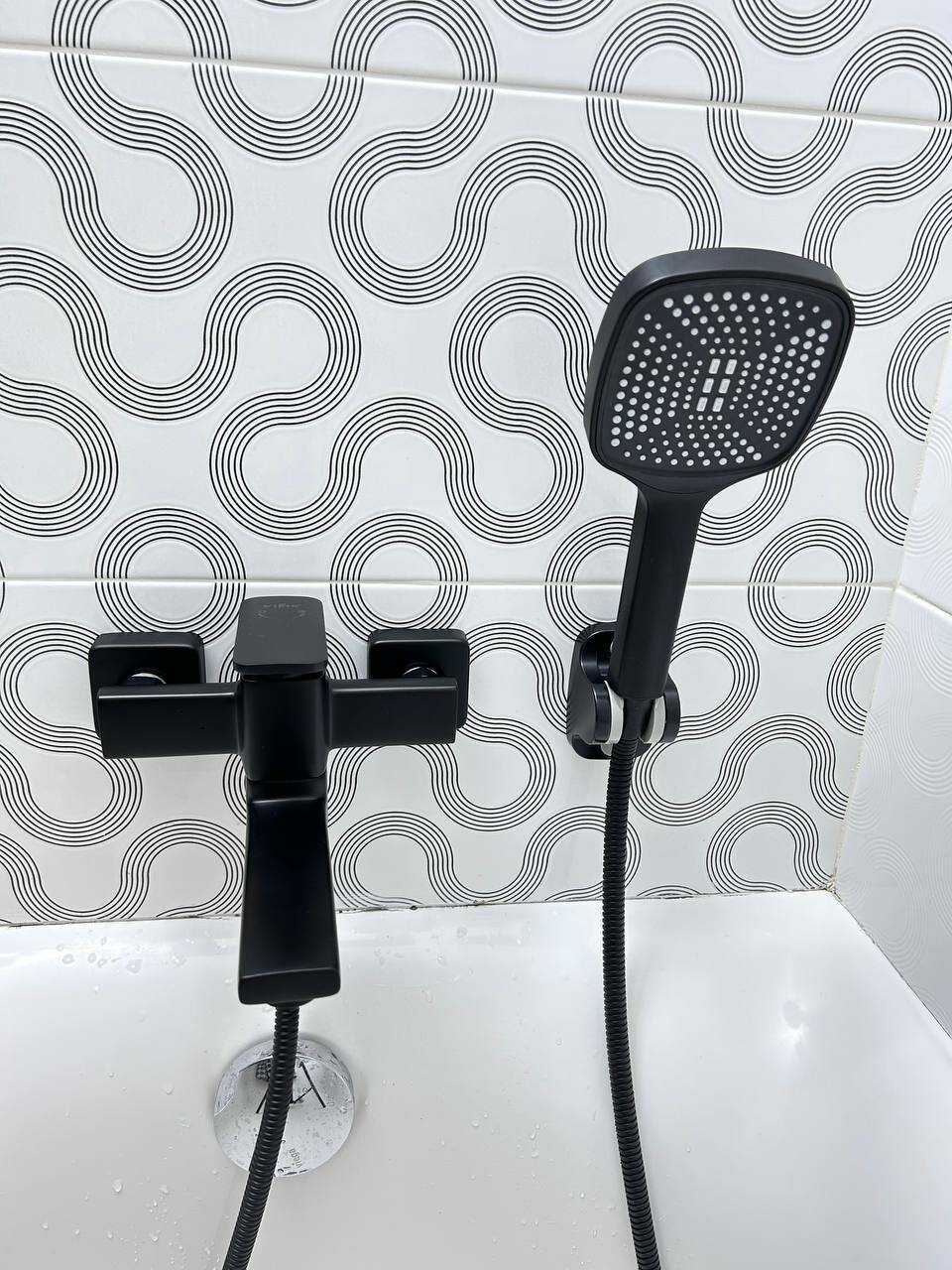 Смеситель для ванны и душа из латуни с лейкой и шлангом VIEIR V113531-C черный