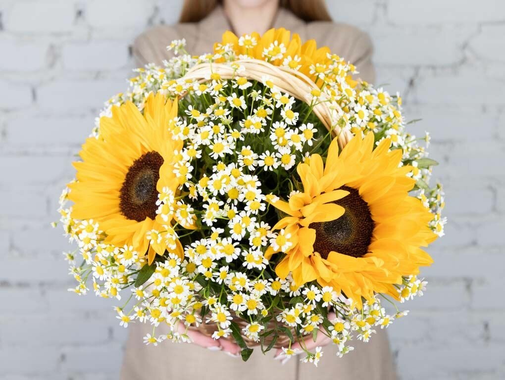 Композиция 3 подсолнуха с ромашками в корзине