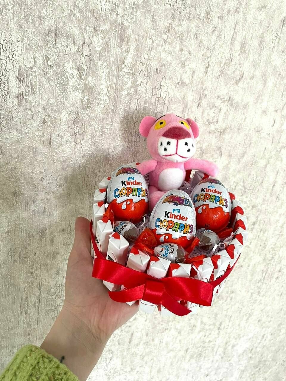 Сладкий подарок тортик из киндер шоколада и мягкая игрушка розовая пантера