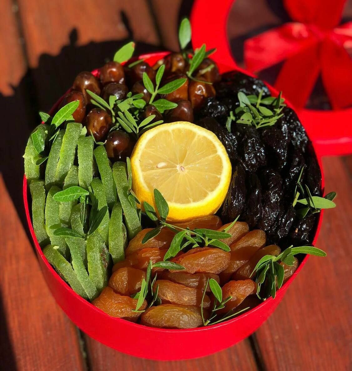 Сухофрукты в коробке