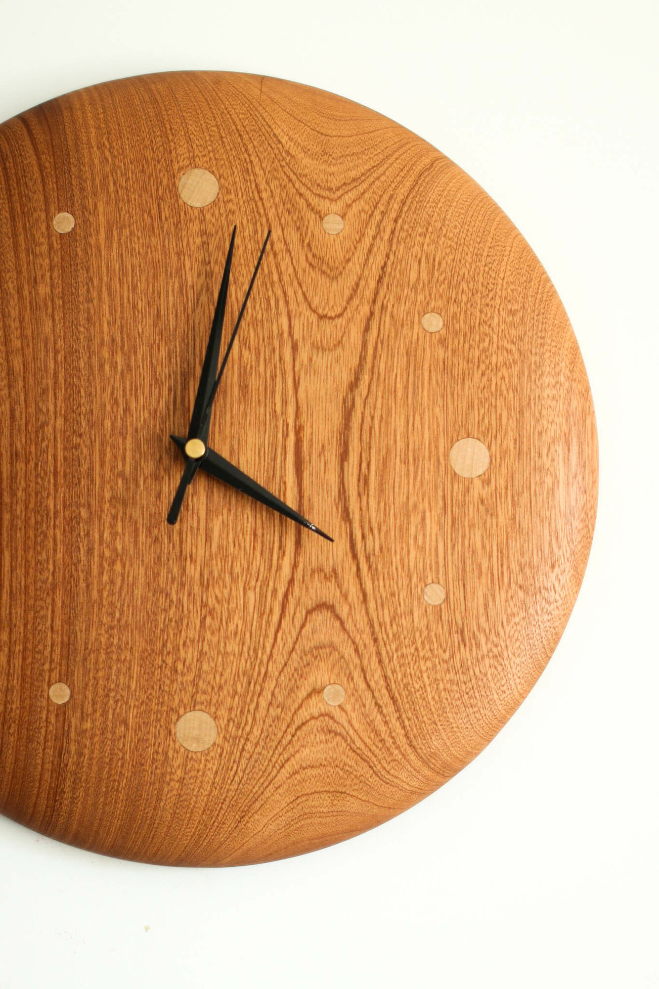 Бесшумные настенные часы из красного дерева
