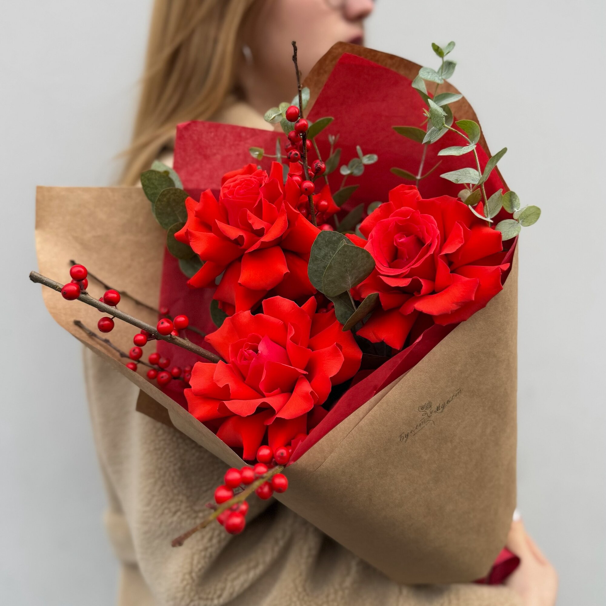 Букет цветов "Красный Октябрь" (французская роза, Илекс и эвкалипт)