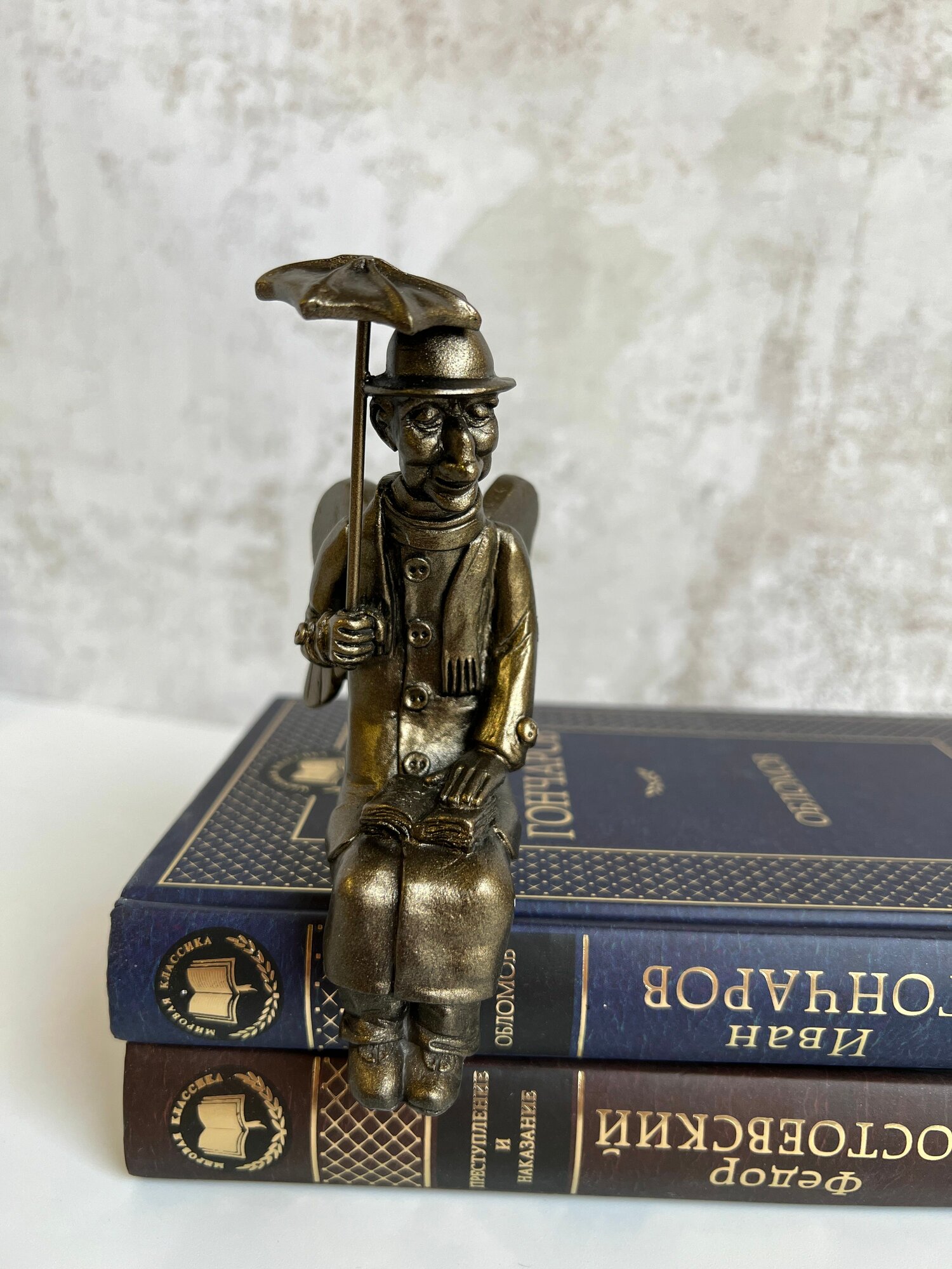 Ангел с книгой на полку. 13см. Мраморная крошка.