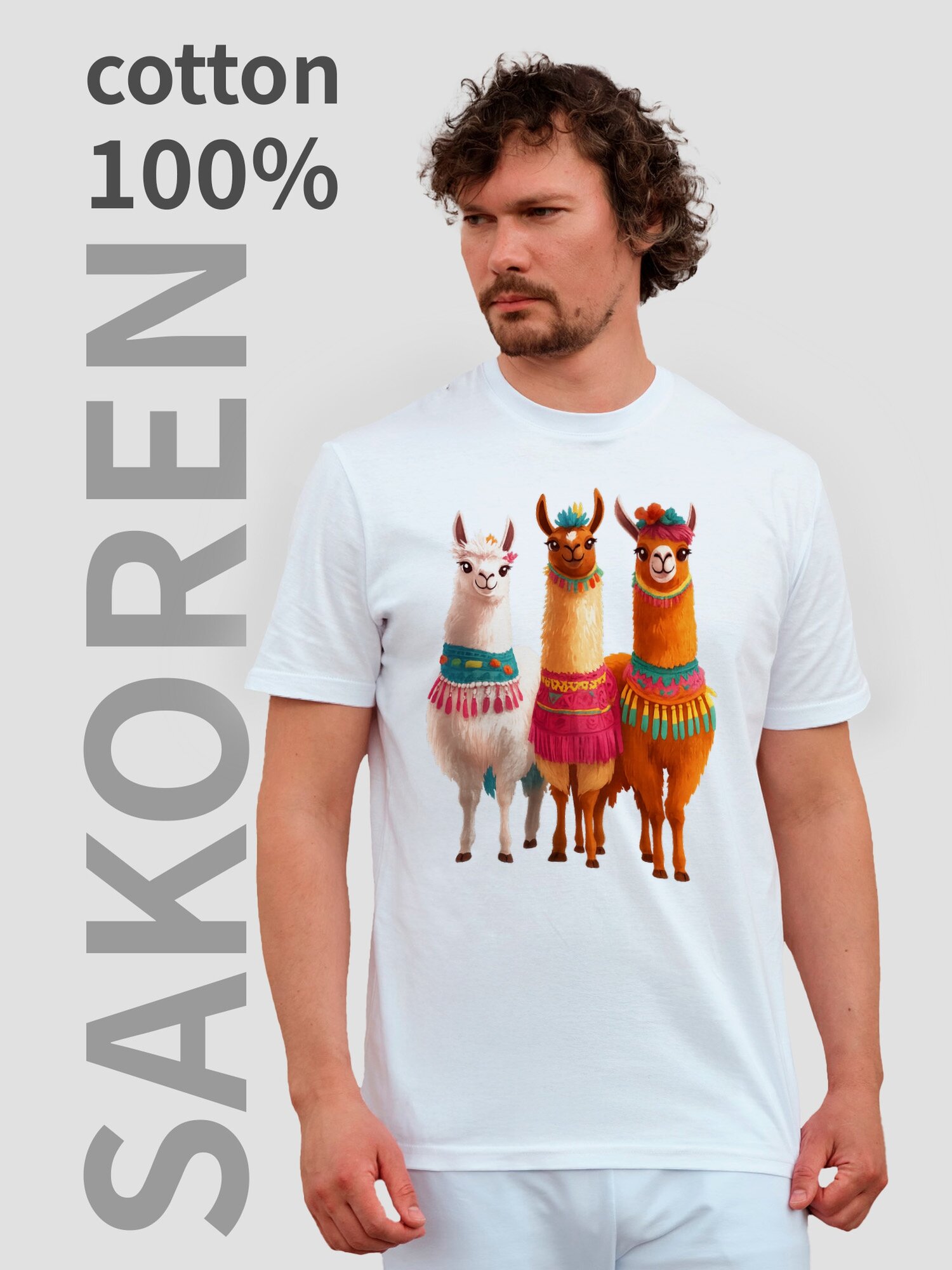 Футболка классическая мужская с авторским принтом Смешные рыжие и оранжевые ламы в ярких этнических нарядах среди природы, белый хлопковый трикотаж с прикольным рисунком на груди