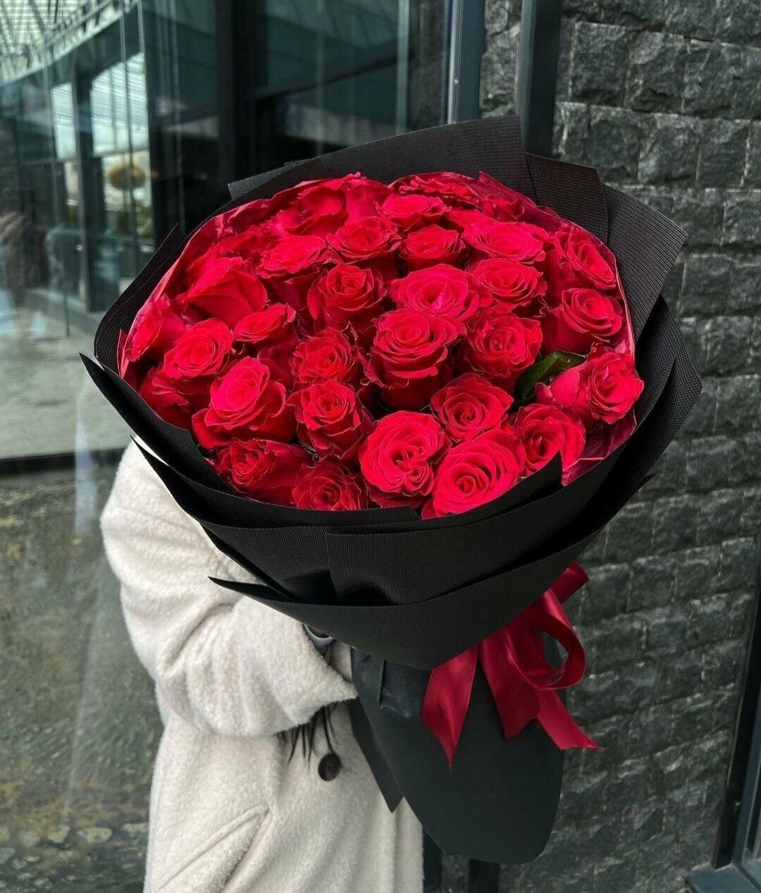 Букет из красной розы 35 шт , в красивой упаковке, на любое мероприятие