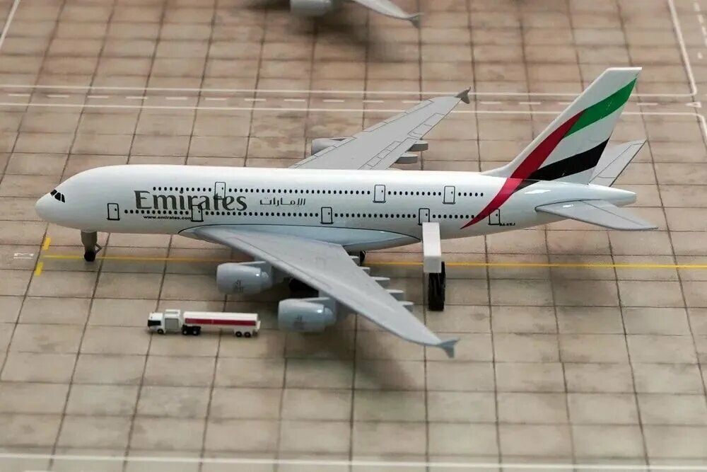 Игрушка самолёта Airbus A380 Emirates. На шасси.