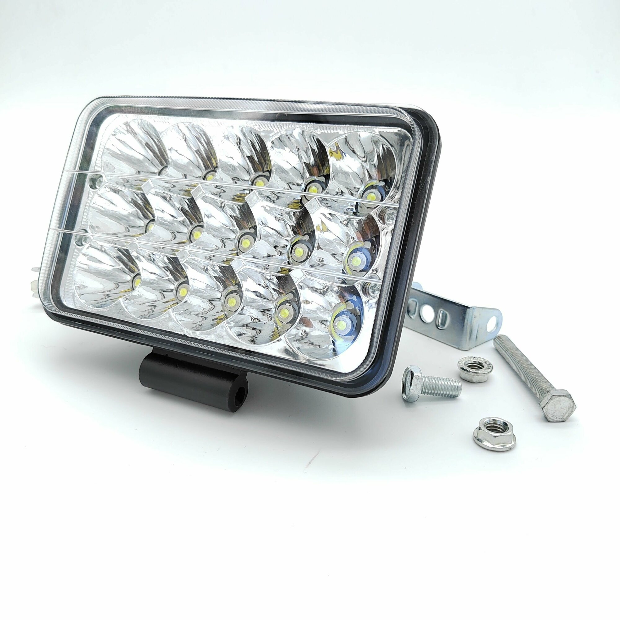 Фара светодиодная дополнительная прямоугольная направленный свет 12/24V 15 диодов 45W(168x108x75)Бренд "Master Part"