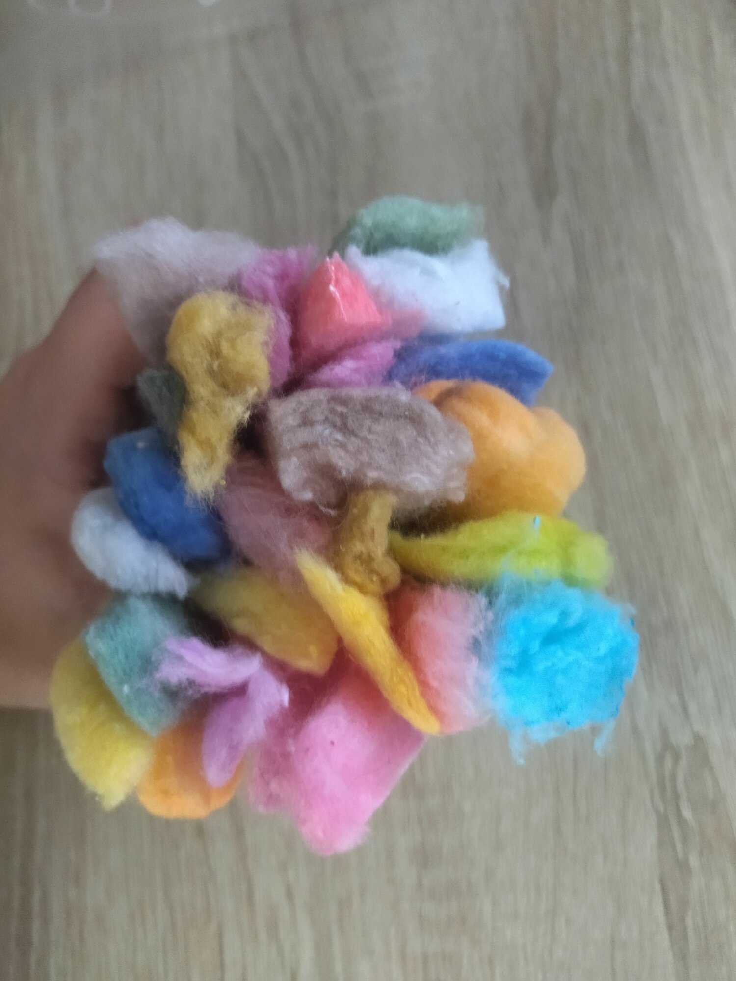 Набор лоскутков и обрезков, вата цветная, хлопок 100%, окрашенная, цвета - микс, 25 шт. Размеры кусков в описании карточки товара. Рукоделие. Изготовление ватных, елочных игрушек.