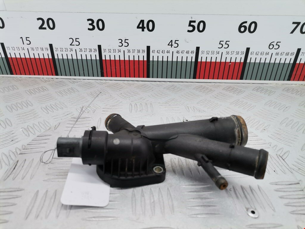 Фланец (штуцер системы охлаждения тройник) Volkswagen Passat 7 03L121132AA арт. 2000630