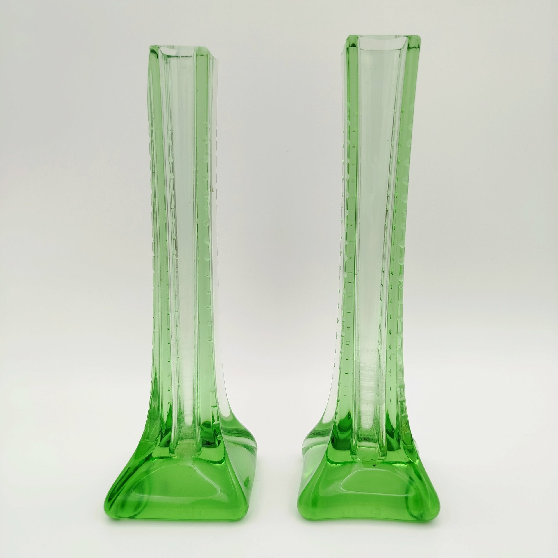 Пара ваз формы "Берц" зеленого цвета, стекло, резьба, СССР, 1930-1950 гг.