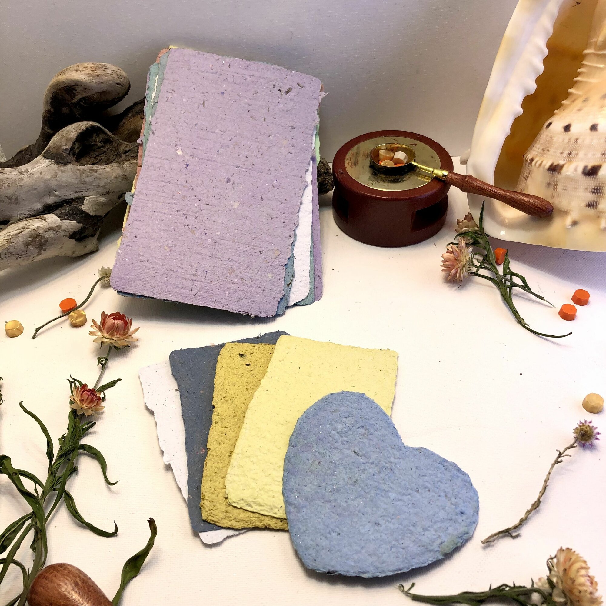 Набор эко бумага ручного литья с вкраплением трав и сухоцветов с живым краем 13 листов