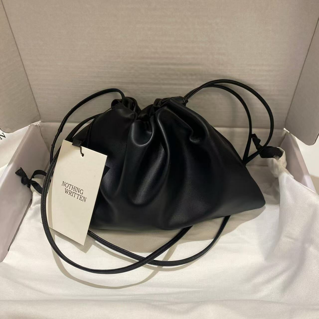 Сумка Nothing Written Cloud Bag из Кореи, в стиле Ким Джи-су, из натуральной кожи, с завязками, плиссированная, для ношения на плече и через плечо.