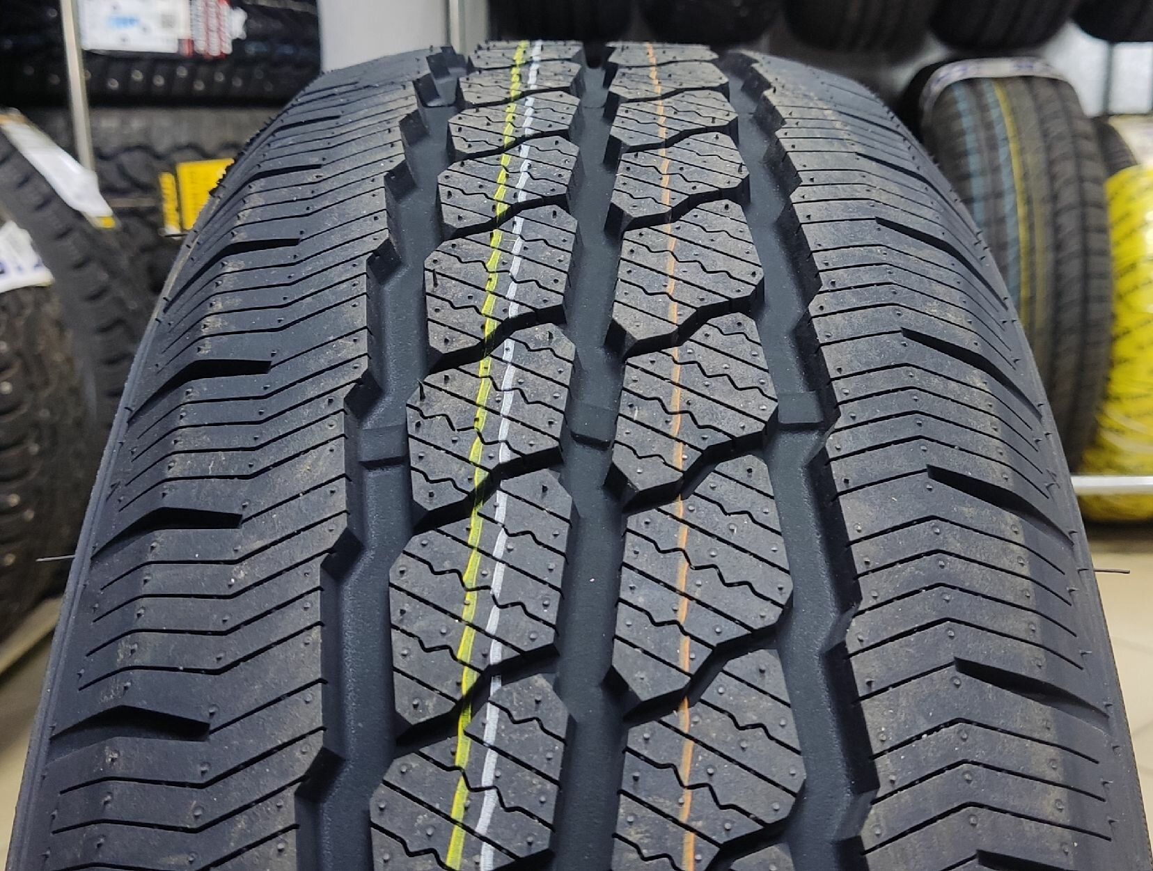 R-16C 215/75 Arivo Vanderful A/S 113/111R