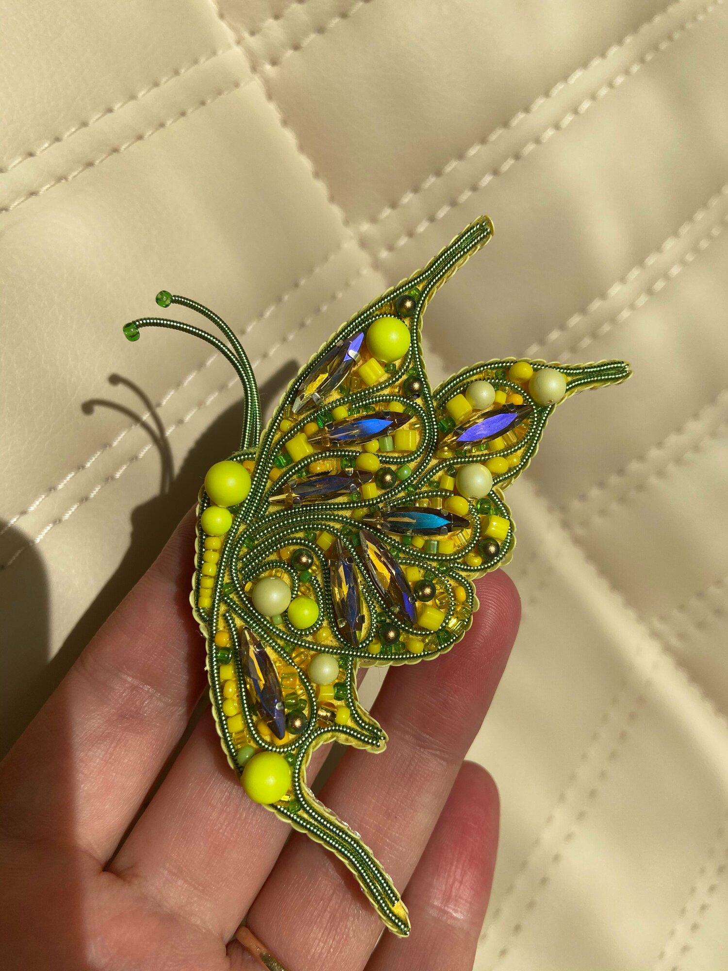 Брошь, бисер