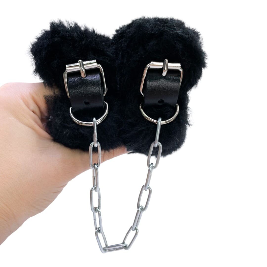 Черные наручники с мехом «Эролайф»