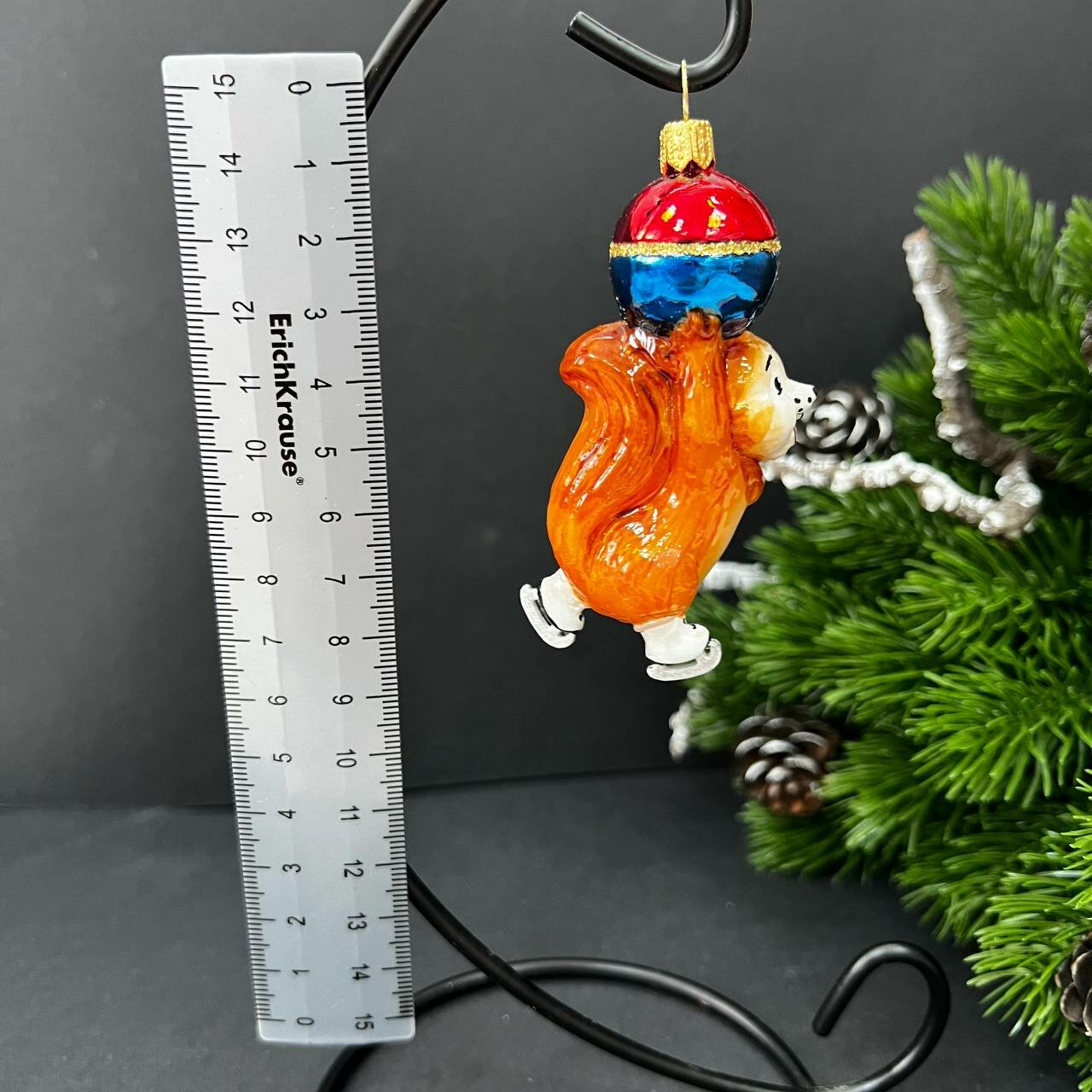 Елочная игрушка Белка на коньках с елочным шариком 8см стекло Komozja Family