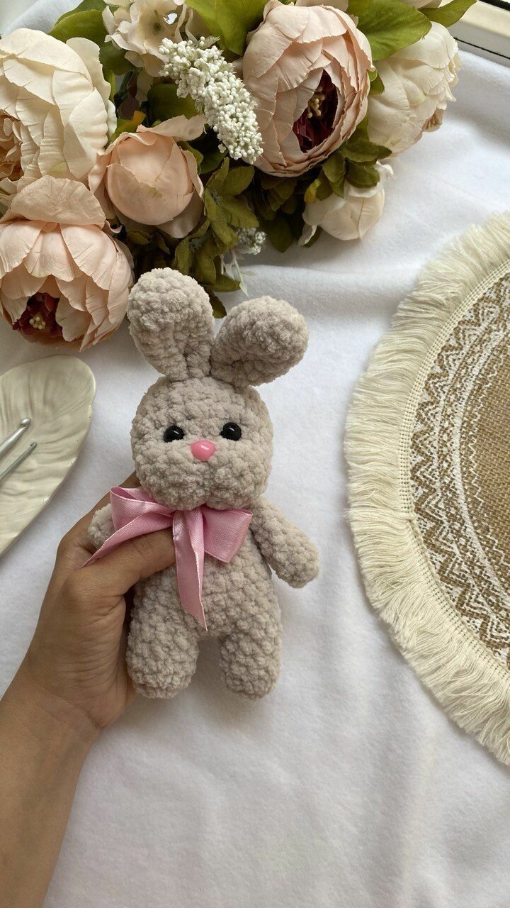 Вязаный заяц крючком / бежевый / размер - мини 18 см