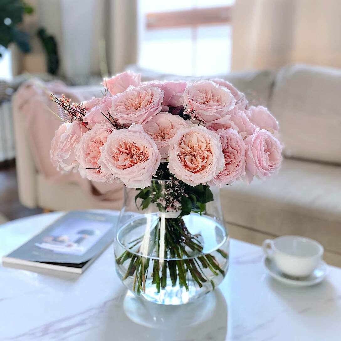 Букет из 35 японских селективных роз "Tsumugi" в вазе