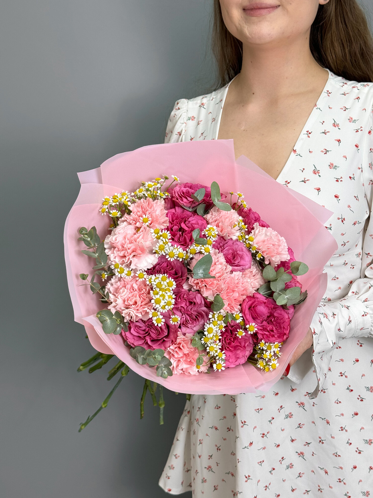 Букет из пионовидных роз, диантусов и танацетума