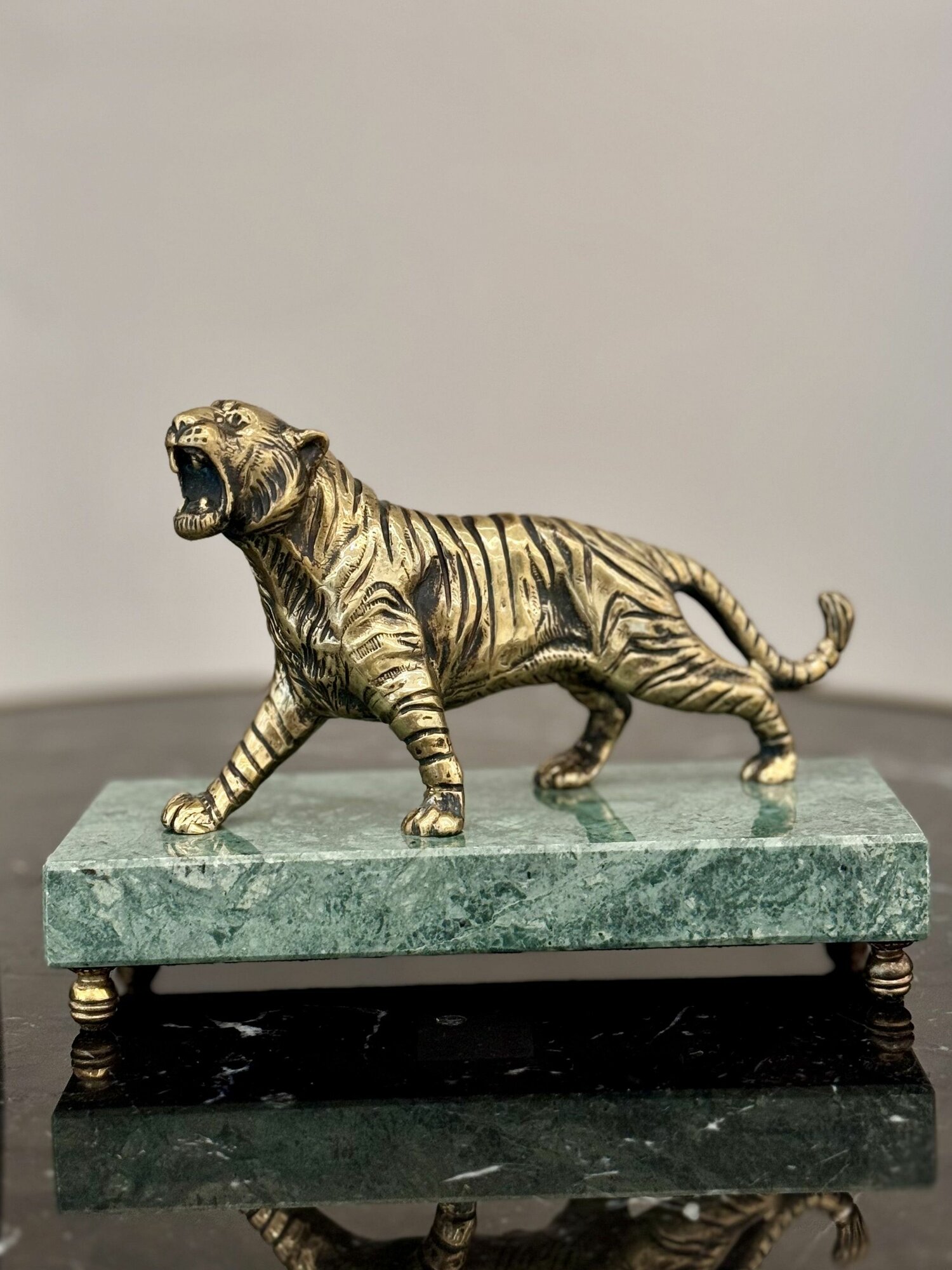 Статуэтка большая Тигр на камне, для интерьера и декора, сувенир фигура бронзовое литье