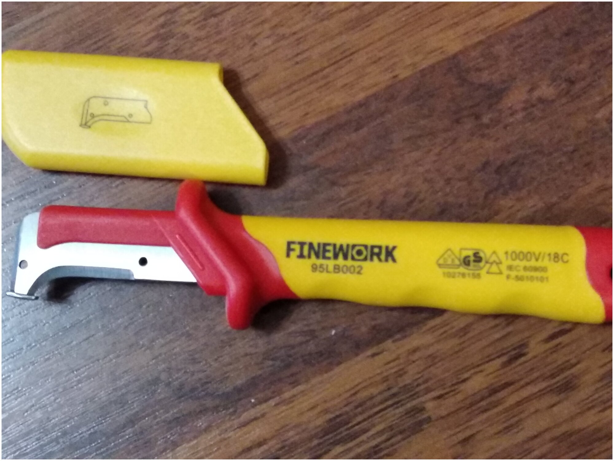 Нож кабельный диэлектрический с пяткой FINEWORK 38*155 мм
