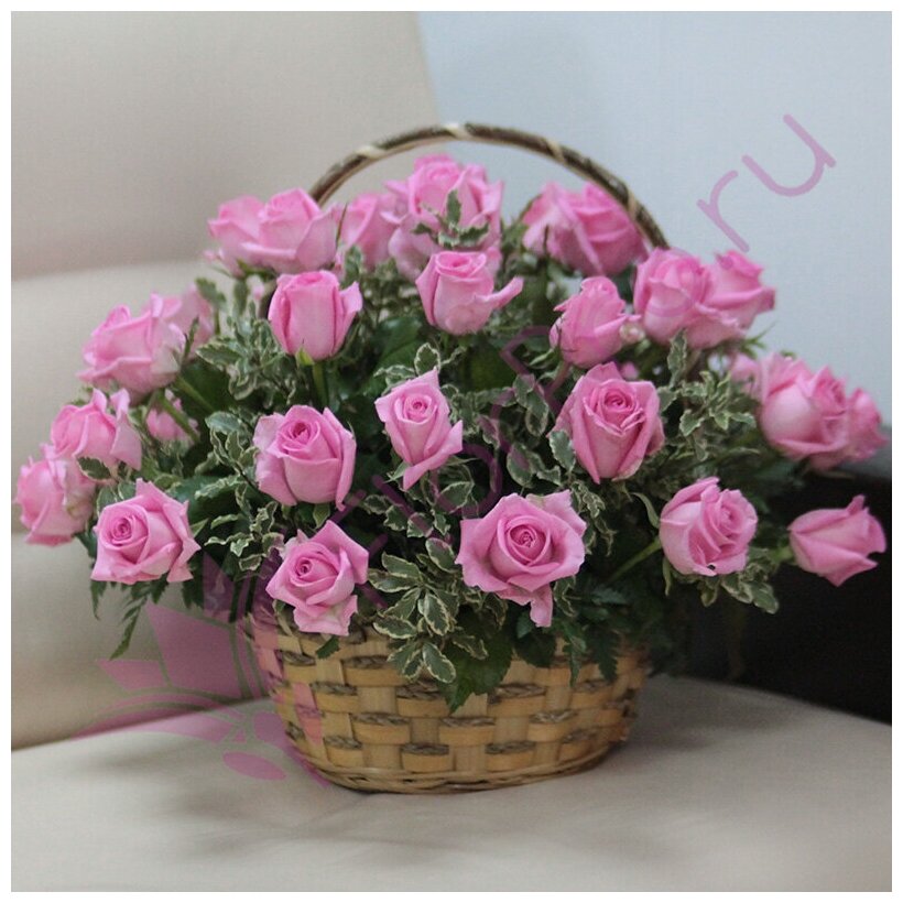 Букет живых цветов Flor-Pro Flowers из 35 розовых роз Ревиваль в корзине