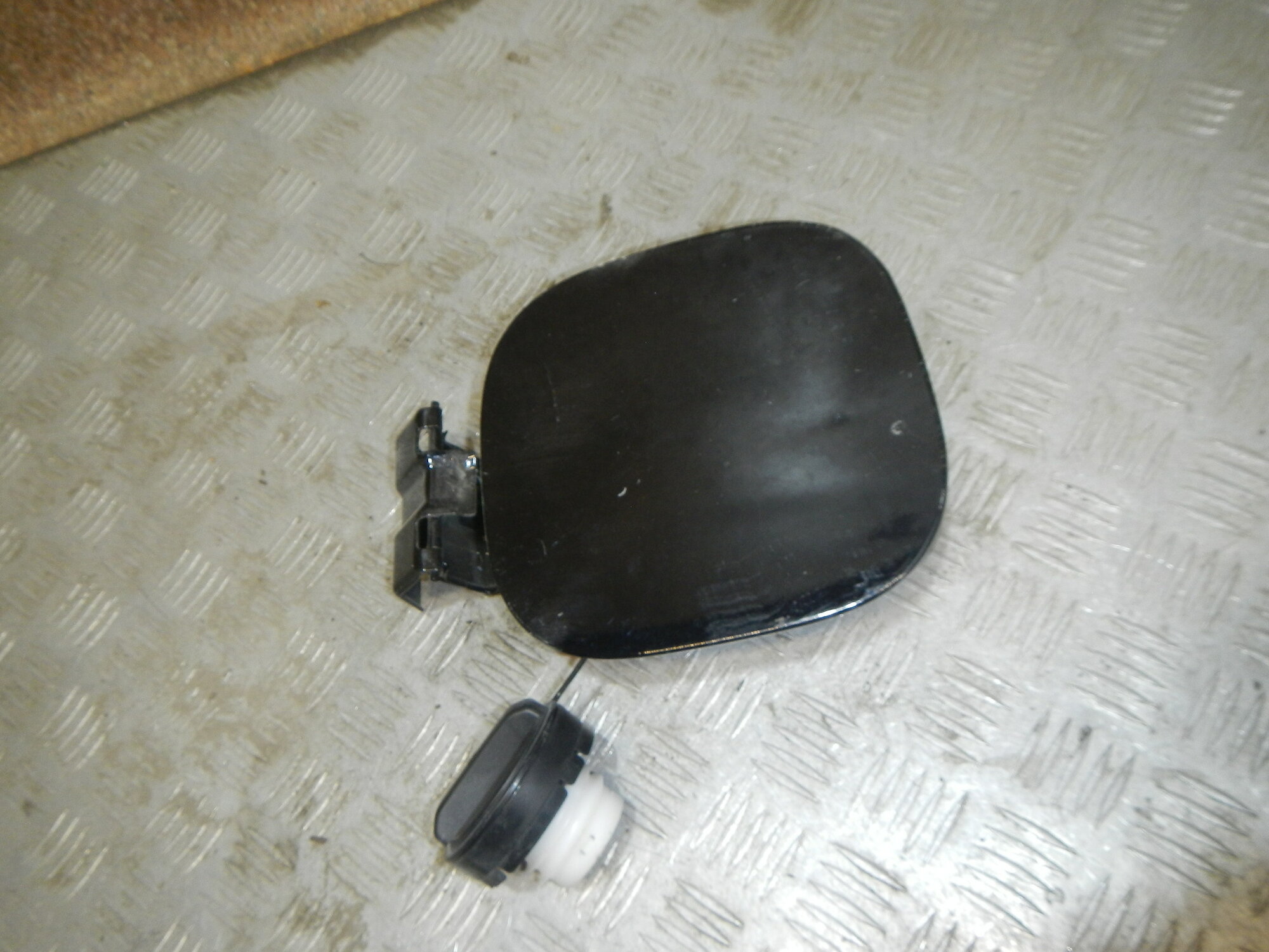 Б/У Лючок бензобака, Mitsubishi (Митсубиси)-OUTLANDER (12-) MITSUBISHI OUTLANDER (12-) Царапины. 511957 MITSUBISHI арт. ...