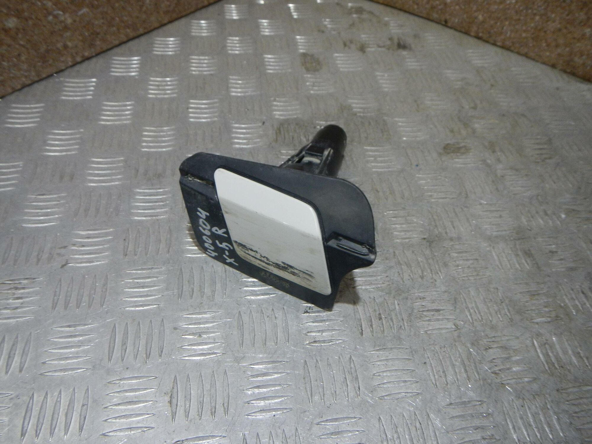 Б/У Форсунка омывателя фары, BMW (БМВ)-X5 (F15) (13-18) BMW X5 (F15) (13-18) С кронштейном и крышкой, правая. Сломан штуц...